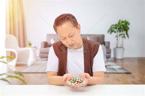 不想吃药的老人图片素材 正版创意图片401122597 摄图网