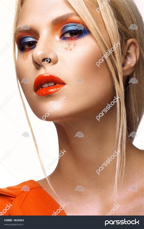 دختر زیبا با آرایش رنگی روشن و لب های نارنجی زیبایی صورت عکس های گرفته