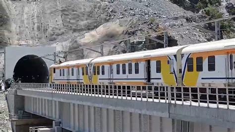 जगातील सर्वात उंच रेल्वे पूलावर धावलेल्या ट्रेनचा व्हिडीओ पाहण्यासाठी