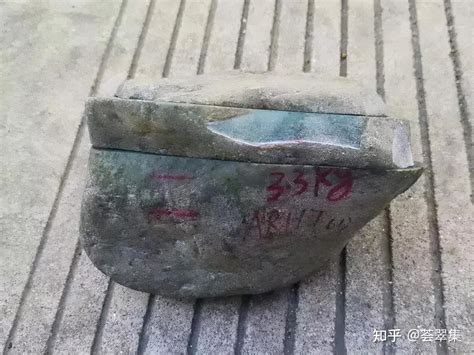 南齐场口的翡翠原石有哪些特征？翠掌柜告诉你！ 知乎