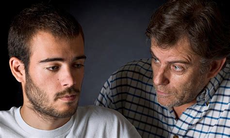 Pai flagra filho fazendo sexo descobre que ele é gay e reação