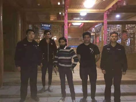2019最后一天，这名外国友人在遵义旅游迷路了！交警热心当“导游”凤凰网
