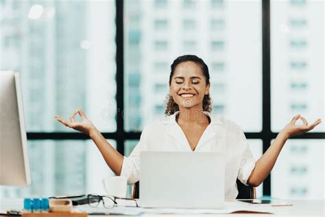 Relajar Tiempo Exitosa Mujer De Negocios Que Se Relaja Y Medita Después De Trabajar En Una