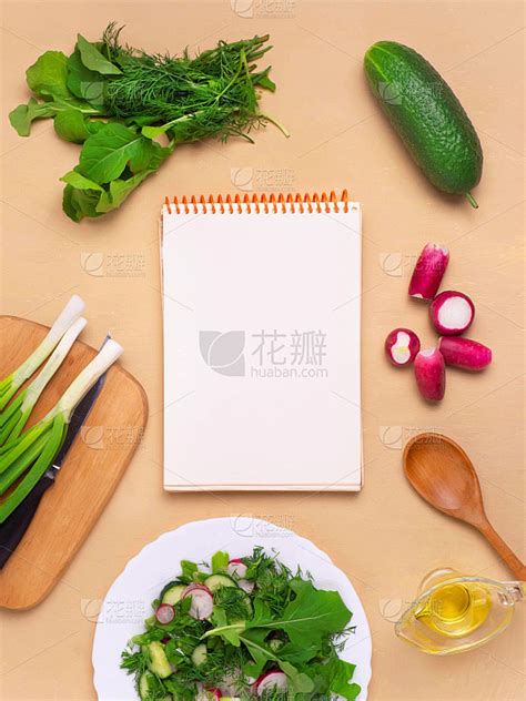 健康素食饮食的概念一个干净的笔记本里面有新鲜的蔬菜和香草素食烹饪的概念