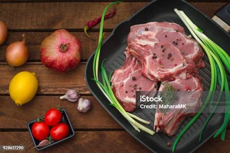 등심 요리 재료 검은 철 굽고 팬에 쇠고기 스테이크를 구운 목조 소박한 배경입니다 평면도 가로 구성 갈비 음식에 대한 스톡 사진 및 기타 이미지 Istock