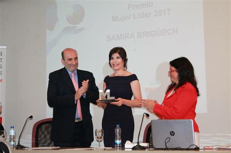 Samira Brigüech presidenta de la Fundación Adelias recibe el Premio