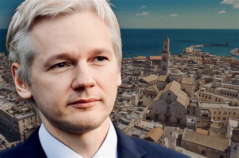 La Città Di Bari Concede La Cittadinanza Onoraria A Julian Assange L