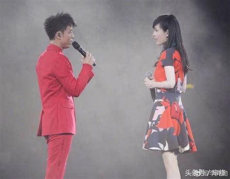 李克勤開唱獲女神周慧敏助陣，兩人深情對唱，超30年友情令人感動 每日頭條