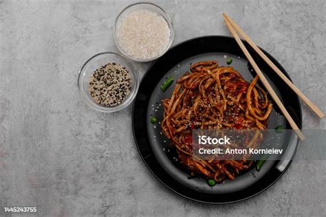검은 접시에 닭고기와 유리 그릇에 향신료를 곁들인 매운 우동 위에서 본 모습 Washoku에 대한 스톡 사진 및 기타 이미지