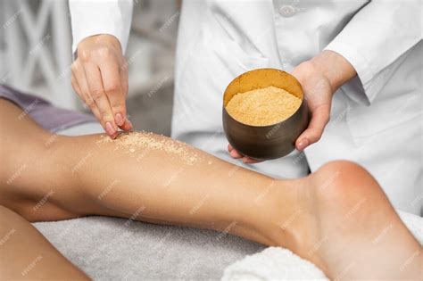 Vue Latérale Femme Se Faire Masser Au Spa Photo Gratuite