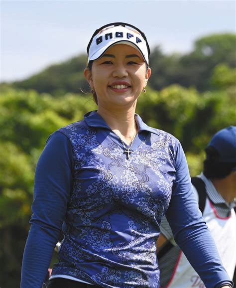 黄アルムが超ダッシュ！5ホールで1イーグル3バーディー、通算8アンダーで単独首位【女子ゴルフ】：中日スポーツ・東京中日スポーツ