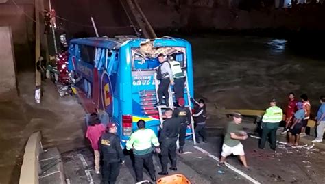 ပီရူး၌ တံတားပြိုကျပြီး ဘတ်စ်ကား မြစ်ထဲထိုးကျသဖြင့် လူ ၂ ဦး သေဆုံး