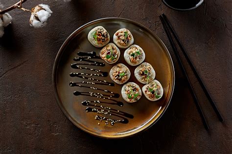 장어 크림 치즈 아보카도 다이콘 우나기 소스를 곁들인 마메노리로 스시 롤 말이 초밥에 대한 스톡 사진 및 기타 이미지 말이