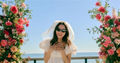 공효진 웨딩드레스에 선글라스···이렇게 ‘힙한 신부라니