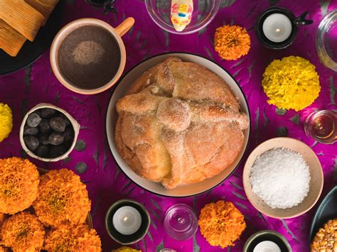 Prueba La Hamburguesa De Pan De Muerto En El Festival De Pan De Muerto