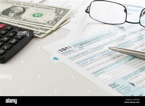 1040 Income Tax Form Hi Res Stock Photography And Images Alamy