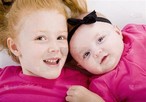 姐妹水平画幅白人兄弟姐妹长发彩色图片女婴红发人儿童幸福