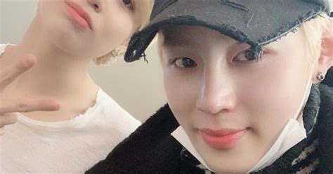 잘생김도 닮았네하성운 절친 태민 솔로 활동 응원