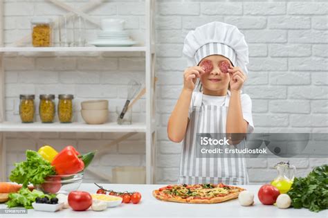 요리사 모자와 앞치마 요리 피자를 입은 어린 소녀 피자에 대한 스톡 사진 및 기타 이미지 피자 아이 탁자 Istock