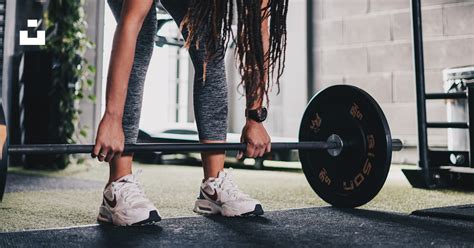 체육관에서 바벨을 들어 올리는 여성 사진 Unsplash의 무료 바벨 웨이트 이미지