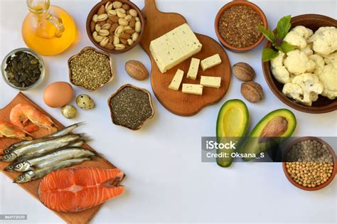 불포화 지방산 오메가 3생선 견과류 두 부 아보카도 계란 콩 아마 호박 씨앗 Chia 대 마 콜리플라워 딜 식물성 기름에 포함