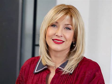 30 Stylish Shoulder Length Hair Styles For Women Over 70
