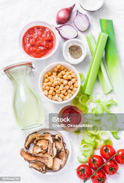 해독 점심 채식 음식 재료입니다 국물 재료닭고기 국물 셀러리 파 렌즈콩 Chickpeas 토마토 붉은 양파 밝은 배경에 평면도