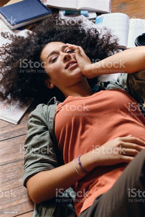 어두운 곱슬 머리를 가진 어린 학생 소녀 주위에 교과서와 바닥에 누워 피곤 집에서 눈을 닫는 교과서에 대한 스톡 사진 및 기타