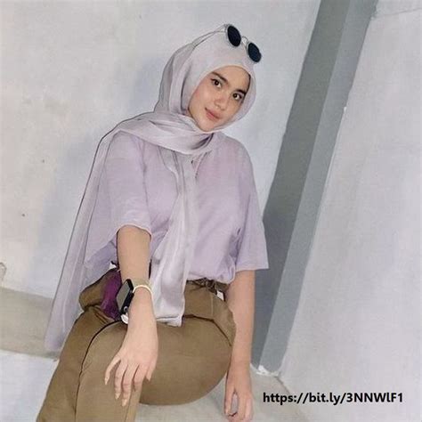 Foto Gaya Wanita Cantik Berjilbab Sambil Duduk Santai ~ Foto Wanita