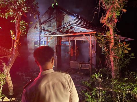 Rumah Marsini Terbakar Saat Ditinggal Pergi Rugi Ratusan Juta JPNN
