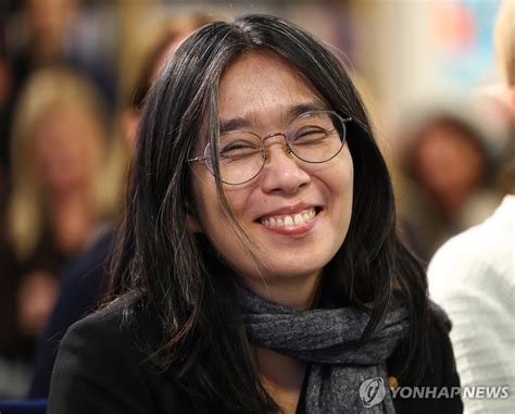 시 낭송 경청하는 한강 작가 연합뉴스