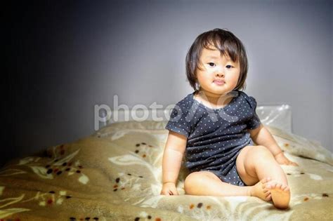 こちらをじーっと見つめる子供 フリー素材無料素材写真イメージ No 3539056｜写真素材なら「写真ac」無料（フリー）ダウンロードok