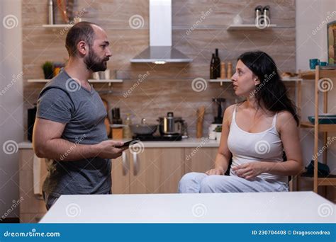 Disgustada Esposa Atrapada Haciendo Trampa Por Un Marido Celoso