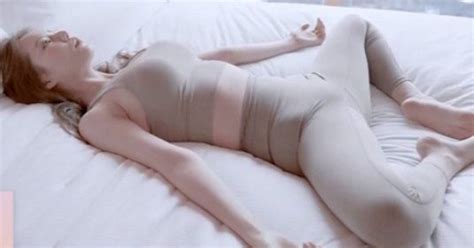 침대에서 레깅스 입고 스트레칭