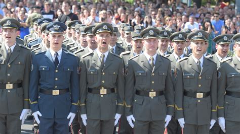 Vucic Na Promociji Najmladjih Oficira Vucic Rs Vucic Rs