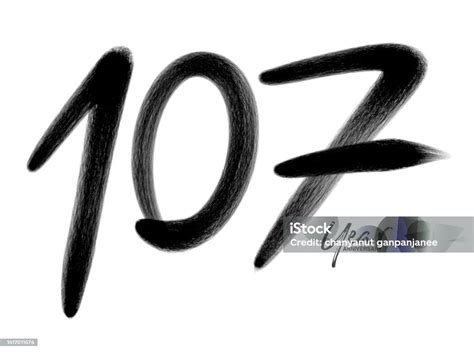 107 주년 기념 벡터 템플릿 107 숫자 로고 디자인 107 번째 생일 검은 글자 번호 브러시 그리기 손으로 그린 스케치 숫자