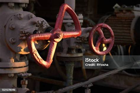 카피 스페이스와 화학 공장의 산업 파이프 라인 배경 위에 빨간 손으로 두 복고풍 디자인 산업 나비 밸브 석유 화학 장비로 밸브의 개념 0명에 대한 스톡 사진 및 기타 이미지