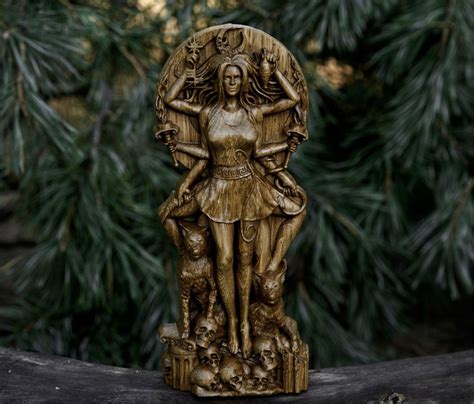 Статуетка з дерева богиня Геката 1 800 грн Предметы искусства Киев на Olx