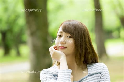新緑 若い女性 公園 カメラ目線 写真素材 5106606 フォトライブラリー Photolibrary