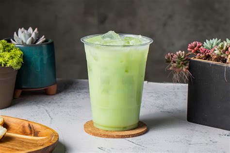 일회용 유리에 담긴 아이스 우아한 여왕 차는 대만 아이스 음료의 측면 모습에 격리 된 나무 판자에 담겨 제공됩니다 0명에 대한 스톡 사진 및 기타 이미지 Istock