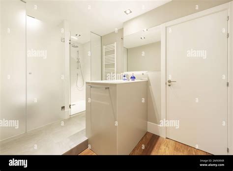 Cuarto De Baño De Diseño Con Lavabo Central De Mármol Y Ducha E Inodoro