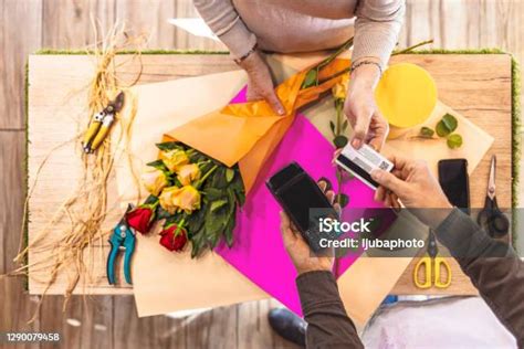 Nfc 기술로 비접촉식 신용 카드로 지불하는 고객의 손 계산대에 대한 스톡 사진 및 기타 이미지 계산대 계산원 신용 카드 Istock