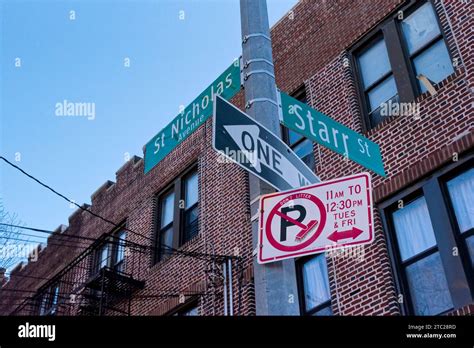 des panneaux indicateurs à l intersection de rues à new york