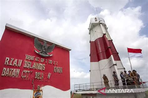 Pemasangan Bendera Merah Putih Di Perbatasan Indonesia Singapura