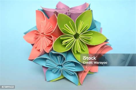 折り紙 Kusudama フラワー ボール くす玉のストックフォトや画像を多数ご用意 くす玉 折り紙 花 Istock