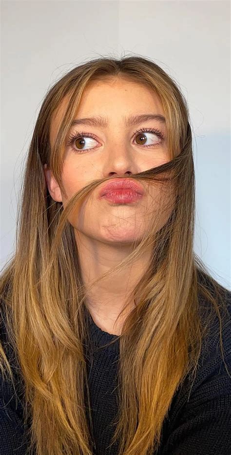 G Hannelius Scrolller