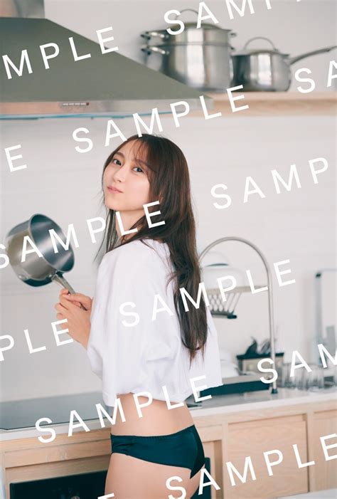 乃木坂46弓木奈於、tシャツ＆パンツ姿でキッチンに立つ！1st写真集「天使だったのか」封入特典ポストカード第2弾公開 Tv Life Web