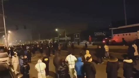 中日政经评论 On Twitter 被封控数月的乌鲁木齐老百姓终于爆发了，从不同的方向涌向市政府，密密麻麻的人群一起高喊口号。估计乌市的