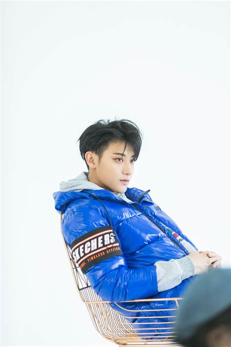 冬季也能很时髦！黄子韬演绎潮流色彩风尚 搜狐大视野 搜狐新闻