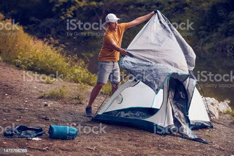 자연에서 캠핑을하는 사람 숲 강 근처에 하룻밤 머물기 위해 텐트를 설치 강에 대한 스톡 사진 및 기타 이미지 강 건강한